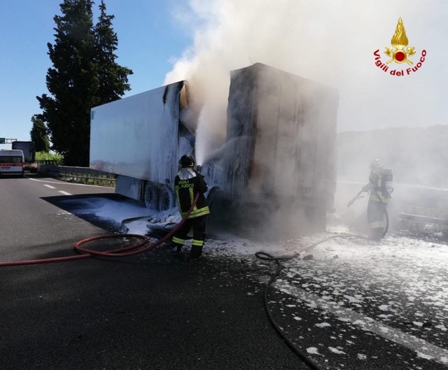 Ascoli-Mare, tir in fiamme lungo la carreggiata. Intervengono i pompieri - Riviera Oggi